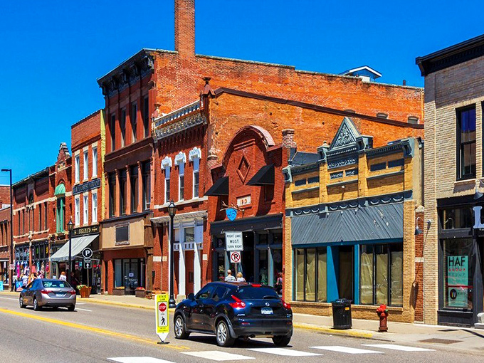 Main Street Stillwater: Norman Rockwell would've had a field day here. It's Americana on steroids, minus the side effects.