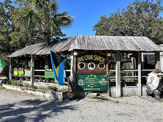 Palm trees, string lights, and seafood that'll make you want to trade your car for a fishing boat. Welcome to coastal paradise!