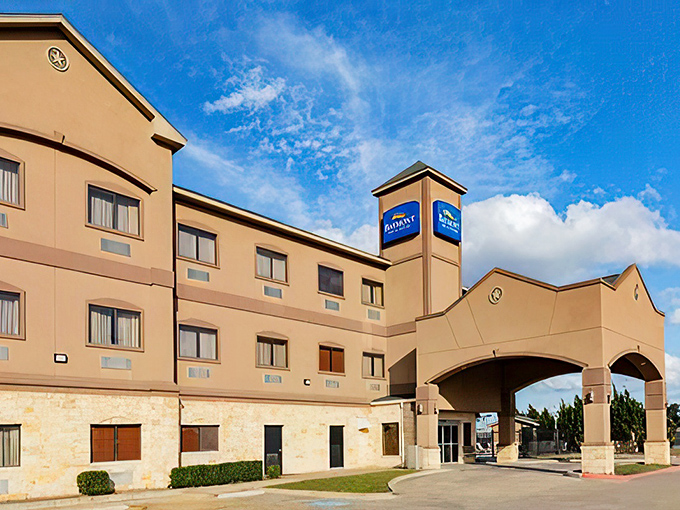 Baymont by Wyndham Cuero: No covered wagons here! Modern comfort meets Texas hospitality at this cozy hotel. Perfect for resting those cowboy boots.