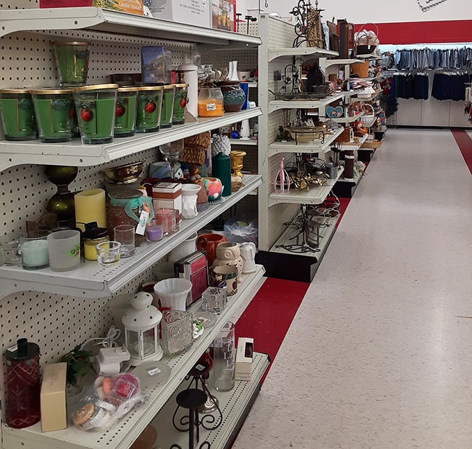 Knick-knack heaven! From quirky mugs to vintage displays, this aisle is a treasure trove of home decor possibilities.