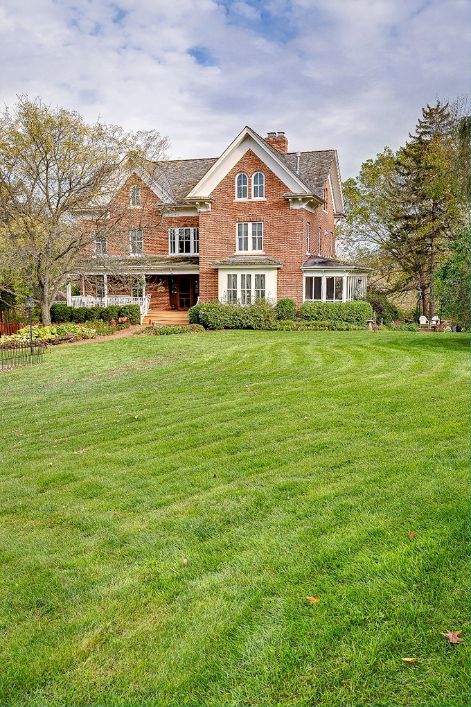 A lawn so pristine, it makes you want to do cartwheels. Just don't tell the innkeeper I suggested that.