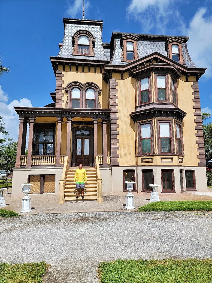 Step right up, folks! This mansion's grand entrance is like the red carpet of the 1800s &ndash; minus the paparazzi and plus a whole lot of historical swagger.