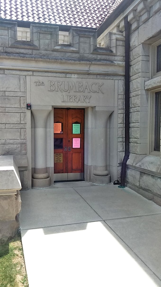 "Open sesame" to a world of wonder! This entrance isn't just inviting; it's practically pulling you in by your curiosity.