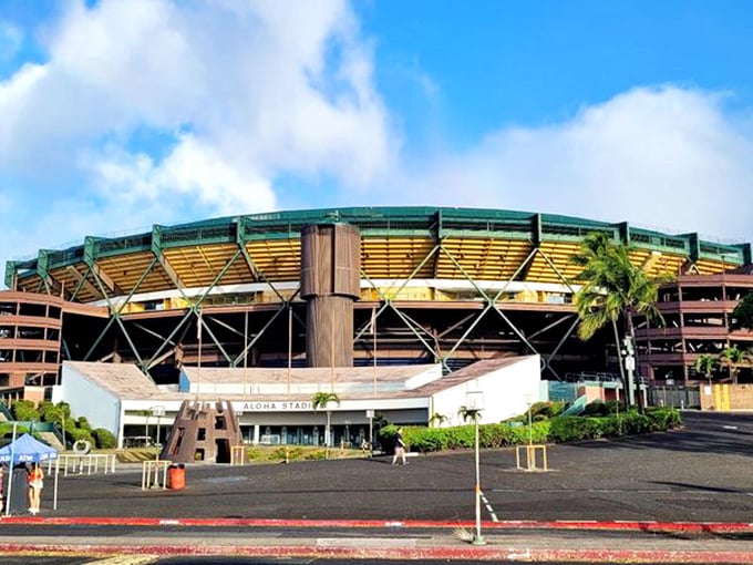 Behold, the colosseum of commerce! Where gladiators of bargaining clash and shoppers emerge victorious, armed with Hawaiian shirts and coconut postcards.