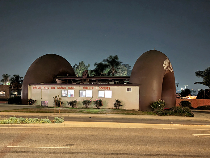 By day or night, these twin donut sentinels stand guard over La Puente's sweetest secret. It's architectural eye candy you can actually drive through!
