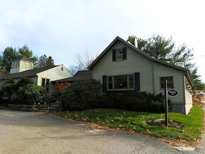 This cozy spot looks like it could be the set for a Hallmark movie. I half expect to see a big-city lawyer discovering the true meaning of Christmas over a steaming mug of cocoa.