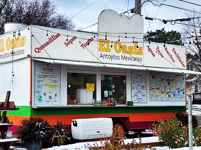 El Oasis: Lansing's lean, mean, taco-making machine! This food truck is like a magic school bus for your taste buds.