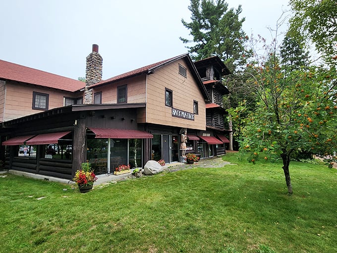 Hack-Ma-Tack: Where lumberjacks meet gourmet! This woodland wonder serves up history with a side of lake views.