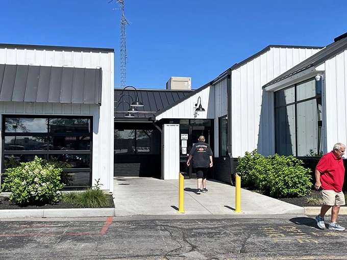 Jolly Roger Seafood House: Where landlubbers become seafood aficionados. That weather vane fish is swimming circles around my appetite!