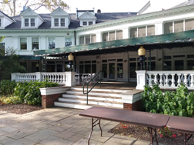 Mooreland Mansion: The Georgian beauty that puts the "class" in "classroom." Who knew college could be so fancy?