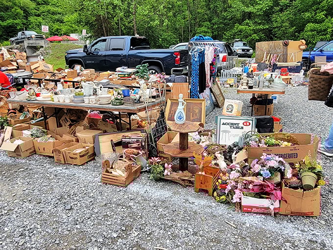 Treasure hunting goes al fresco! This outdoor bazaar is where your inner Indiana Jones meets your outer bargain hunter.