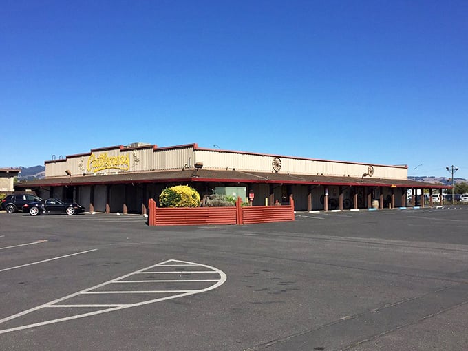 Part fancy barn, part steak paradise. Cattlemen's is where cattle come to meet their delicious destiny.