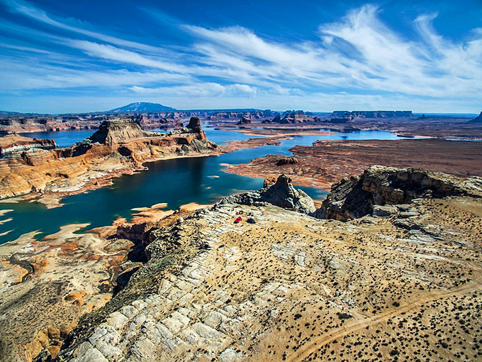 Horseshoe Bend: Nature's own infinity pool. It's like the Colorado River decided to show off its curve appeal!