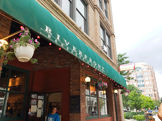 Politics aside, this is where Democrats and Republicans can agree &ndash; on a plate of mouthwatering ribs!