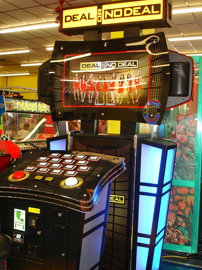 Howie Mandel, eat your heart out! This "Deal or No Deal" game lets you live out your gameshow fantasies without the risk of national embarrassment.