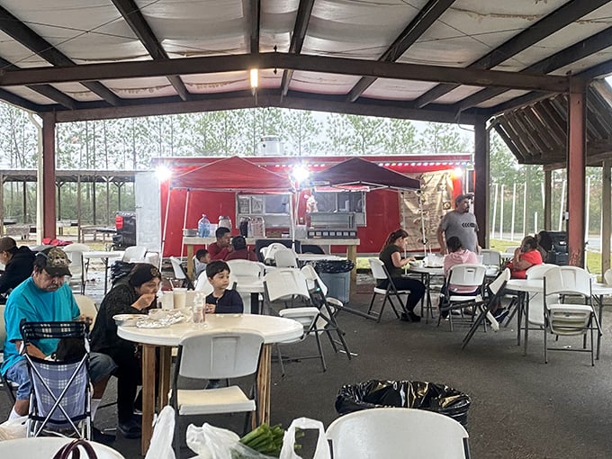 Dinner and a show! This outdoor eatery proves that sometimes the best restaurants don't have walls &ndash; or a roof.
