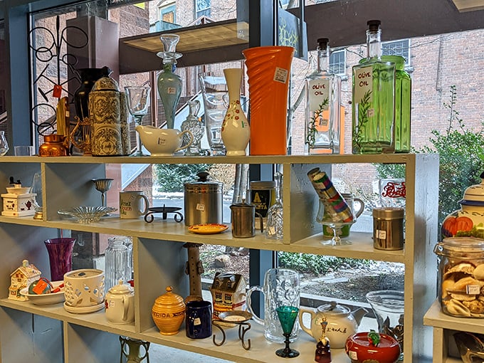 Vintage vases and retro lamps galore! Decorate your home with a dash of nostalgia and a sprinkle of whimsy.