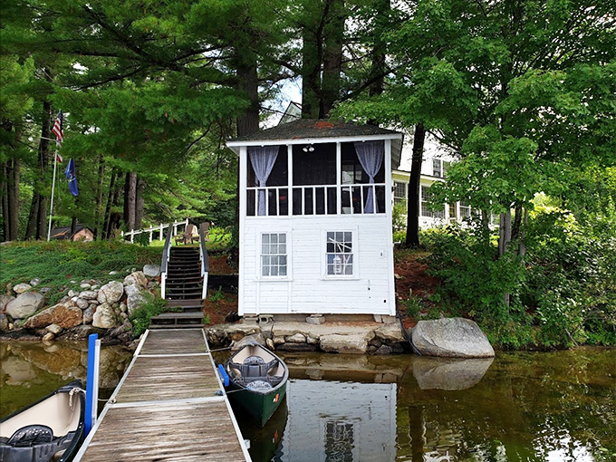 Ahoy, relaxation! This lakeside retreat is giving major "Dirty Dancing" vibes, minus the watermelon-carrying.