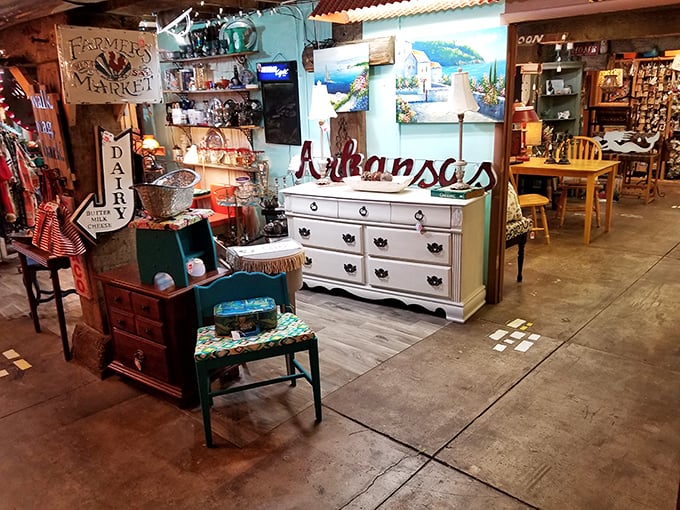 From vintage signs to kitschy knick-knacks, these booths are like time capsules waiting to be cracked open. Indiana Jones, eat your heart out!