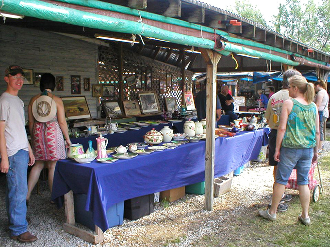 Grandma's kitchen called &ndash; it wants its charm back! Retro canisters and gadgets galore await their next culinary adventure.