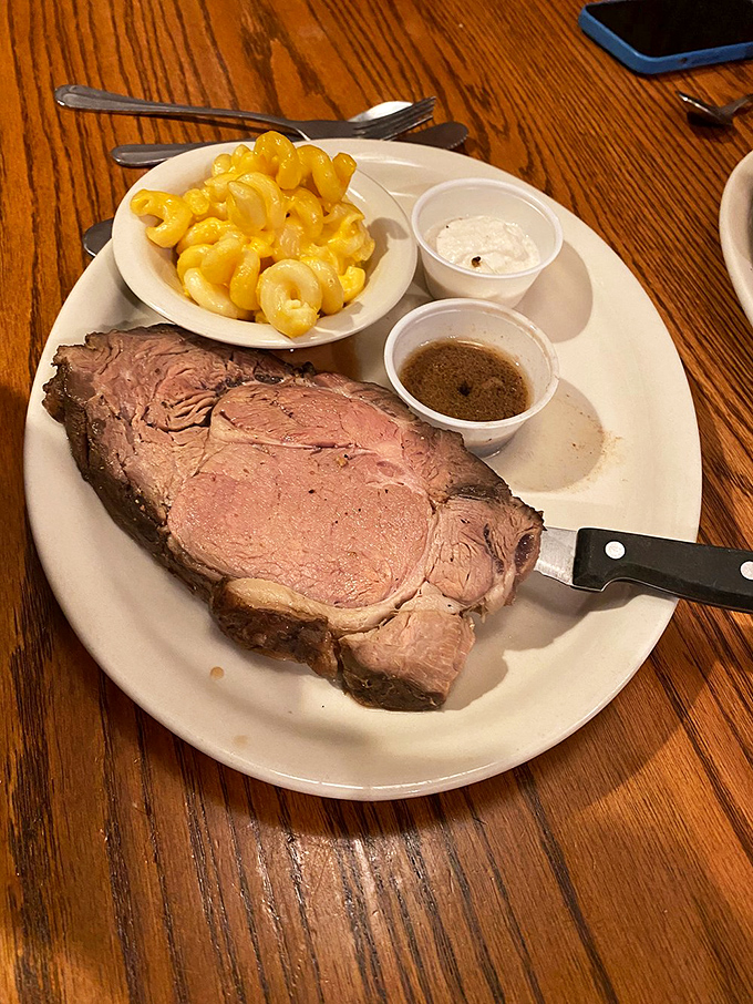 Prime rib and mac & cheese: a duo so perfect, it could headline Vegas. Comfort food gets a standing ovation here.