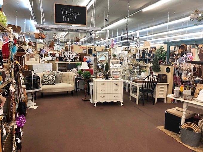 Vintage wonderland alert! From kitschy knick-knacks to elegant heirlooms, this place is a gold mine for the retro-obsessed and the curiously nostalgic.