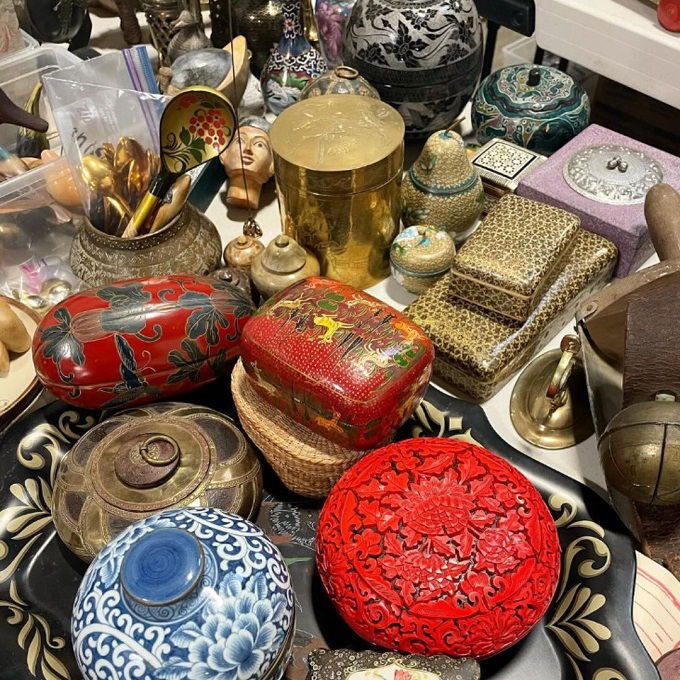 Holy tchotchkes, Batman! This booth is a gold mine of glittering trinkets and curios. It's like your grandma's attic had a party with a antique shop.