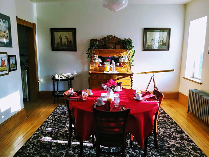 Breakfast with a view! This cozy dining nook serves up hearty meals and breathtaking vistas – the perfect recipe for starting your day on the right foot.