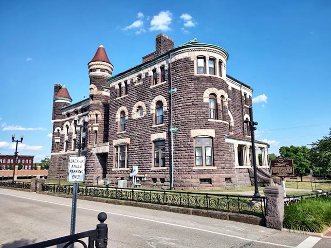 Jailhouse rock, Newark style! This imposing structure might make you wonder if doing time was more glamorous back in the day.