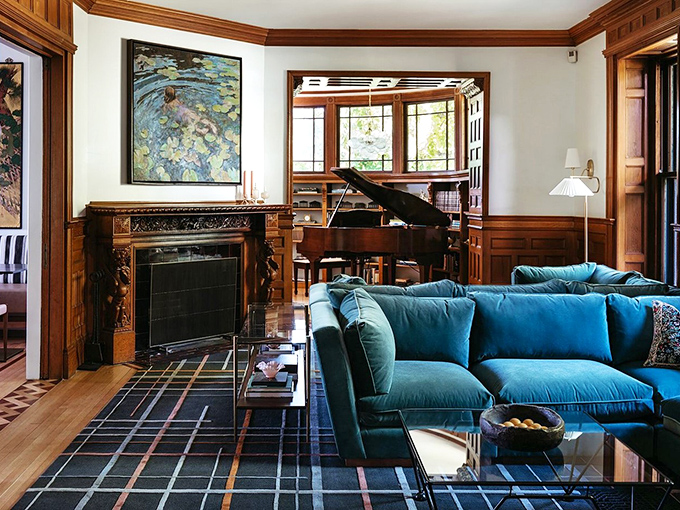 Blue velvet and Monet-inspired art? This living room is giving me serious "Midnight in Paris" vibes. Where's Owen Wilson when you need him?