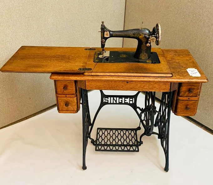 Stitch back in time! This vintage Singer sewing machine is a testament to craftsmanship that never goes out of style.