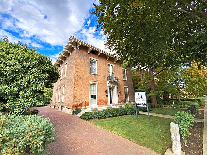 Kelton House: Where history and horticulture collide! This Greek Revival gem is like stepping into a Jane Austen novel, Ohio-style.