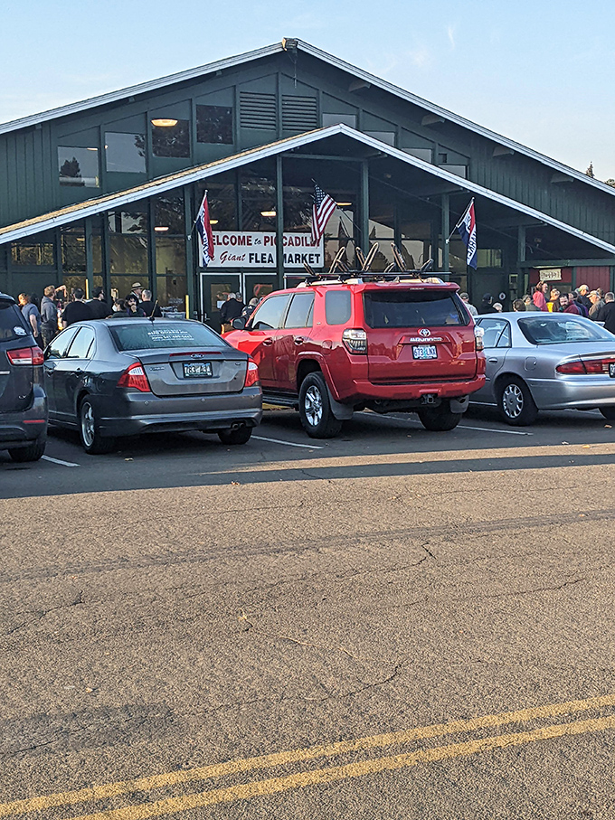 Picc-A-Dilly Flea Market: Where "dilly" isn't just a cute name, it's a state of mind! Bargain hunters and time travelers, your mothership has landed.