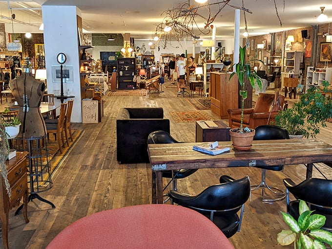 Industrial chic meets vintage vogue. This urban oasis of old-school cool would make Don Draper swoon.