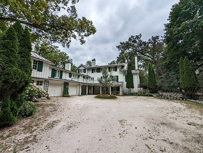 Ten Chimneys: Where drama meets domesticity. It's like Broadway decided to settle down in the countryside.