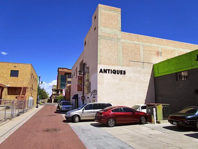 From art deco to mid-century modern, Antique Plaza is a kaleidoscope of eras. Time travel has never been so stylish!