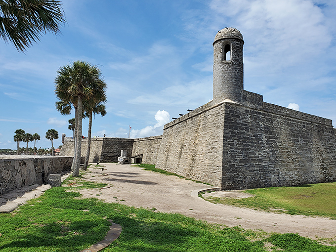 Stone-cold history lesson! This fort stands prouder than a peacock, ready to defend against invading tourists and their selfie sticks.