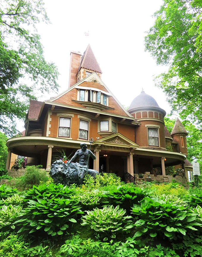 Gold-leafed ballrooms and Egyptian-themed rooms? Havencrest Castle is a time-traveling adventure without leaving Illinois. Indiana Jones would approve!
