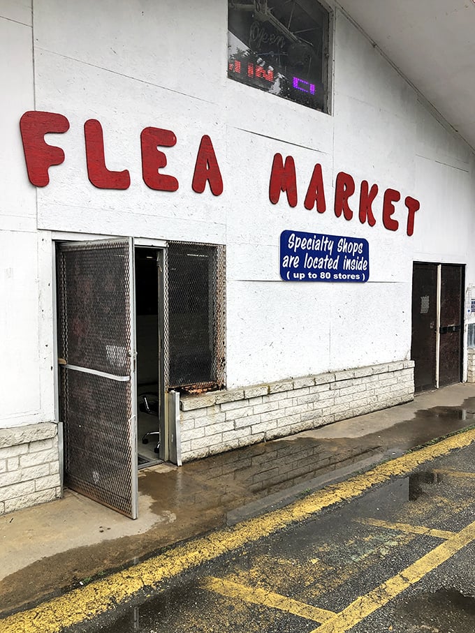 Specialty shops galore! This flea market's got more stores than a mall and twice the character. Time to get lost in the labyrinth!