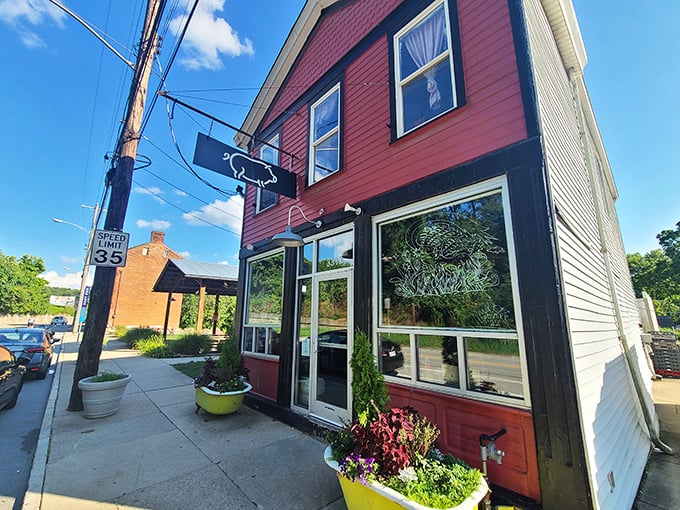 That pig silhouette sign is basically saying, "Oink if you love barbecue!" And boy, do we ever.
