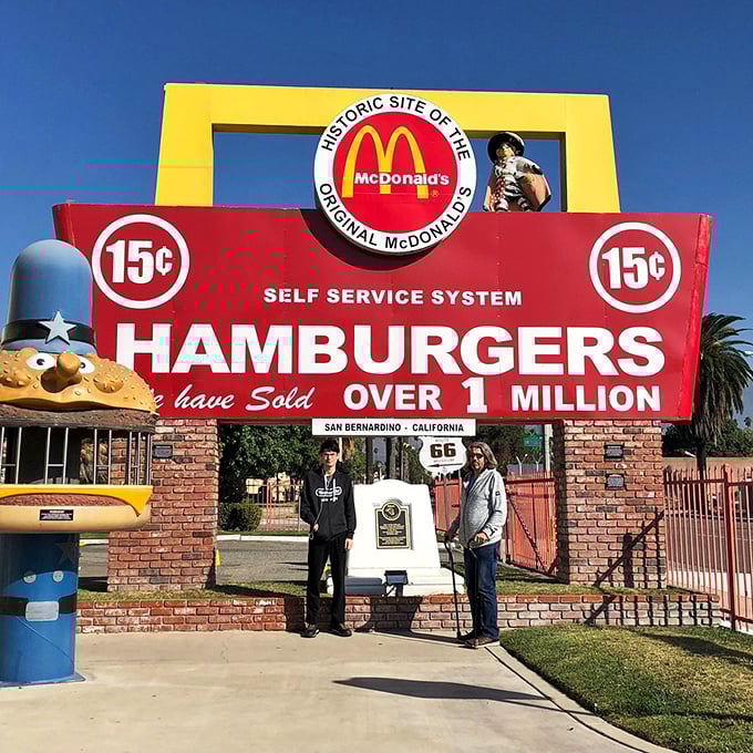 "I'll have what they're having!" Visitors pose beneath the iconic sign, proving that some landmarks are best enjoyed with a side of nostalgia and a dash of humor.