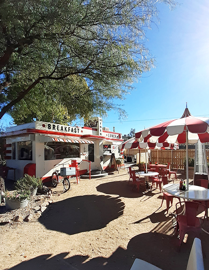 Doo-wop meets desert chic at this charming outdoor eatery. It's like the Jetsons decided to open a diner &ndash; and we're all invited to the sock hop!