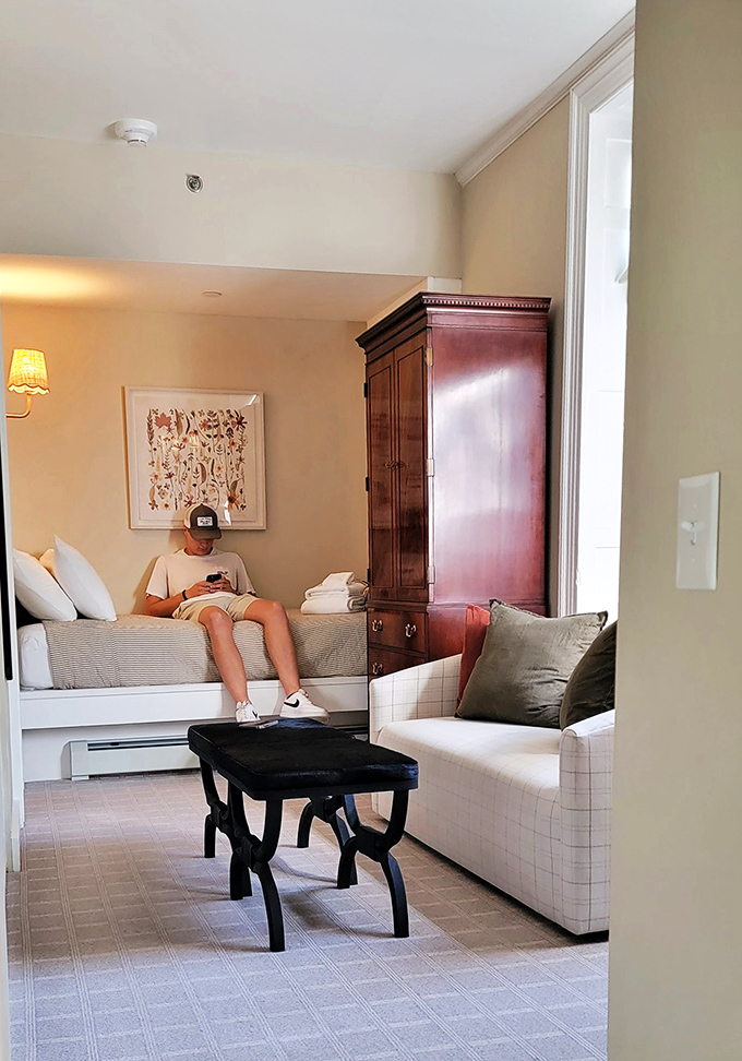 Cozy nook alert! This guest room has "afternoon nap" written all over it. Just don't blame us if you miss dinner.