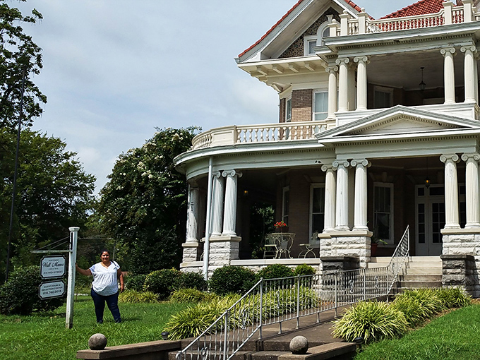 Southern Illinois hospitality in action! This warm welcome makes you feel like you've just arrived at a long-lost relative's home &ndash; one with impeccable taste.