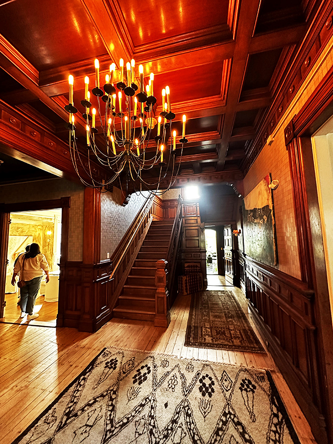 Chandeliers and wood paneling: a match made in Victorian heaven. This entryway whispers tales of secret speakeasies and Gatsby-esque soir&eacute;es.