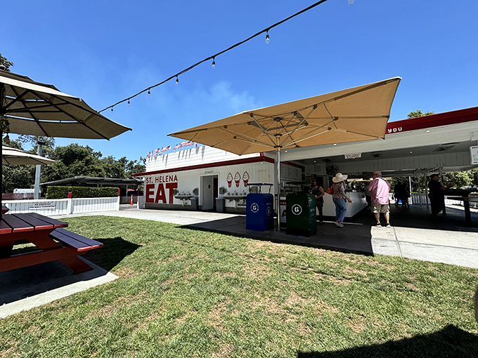 Gott's Roadside: Where retro meets gourmet in a burger love story. It's like "Happy Days" with a culinary degree!