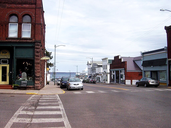 Nature's gallery awaits! Bayfield's sea caves are like Mother Nature's attempt at abstract art &ndash; breathtaking, mysterious, and definitely Instagram-worthy.