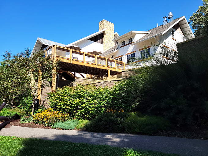 Garden party perfection! Chankaska's outdoor oasis is where Mother Nature goes to unwind with a glass of Chardonnay.