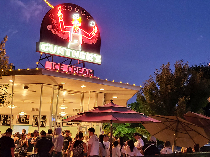 By day, a mild-mannered ice cream parlor. By night, Gunther's transforms into a superhero of scoops, saving us from boring desserts.