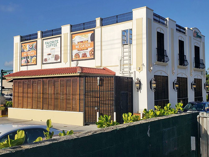 White picket fence, Cuban flavors intense. Havana Restaurant is the neighbor you wish you had, always ready with a cafecito and a smile.